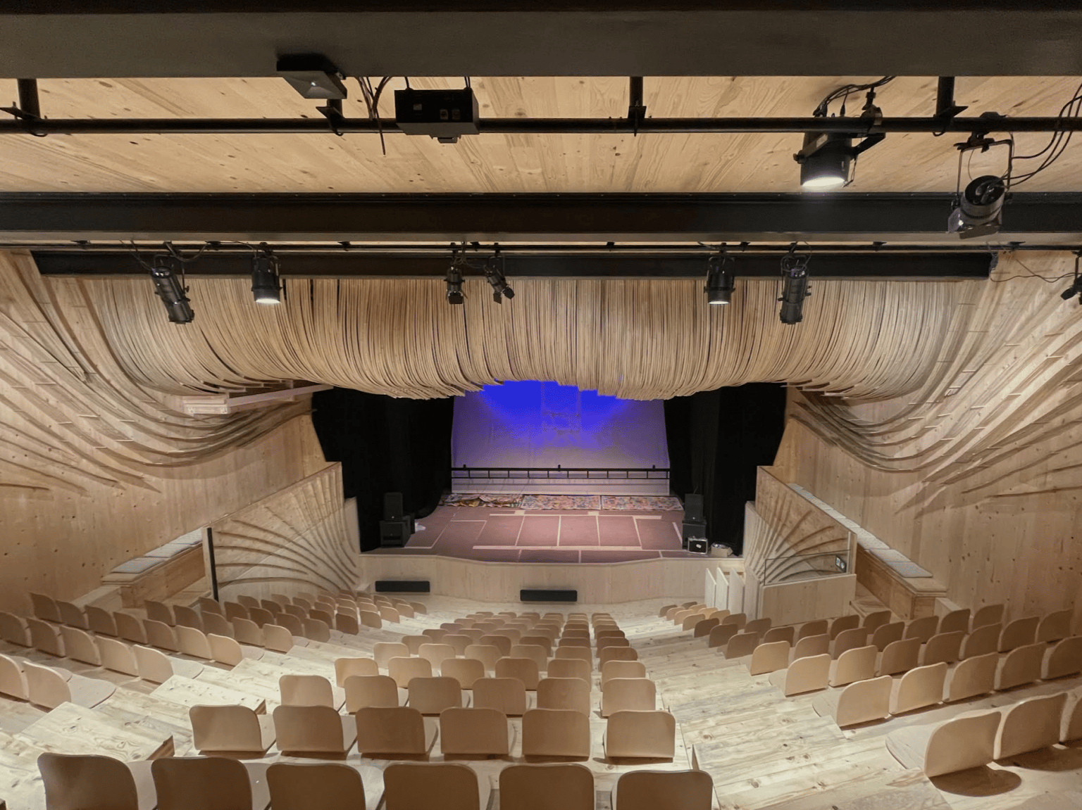 L'Île Ô : Le premier théâtre flottant ouvre ses portes à Lyon : il veut ...