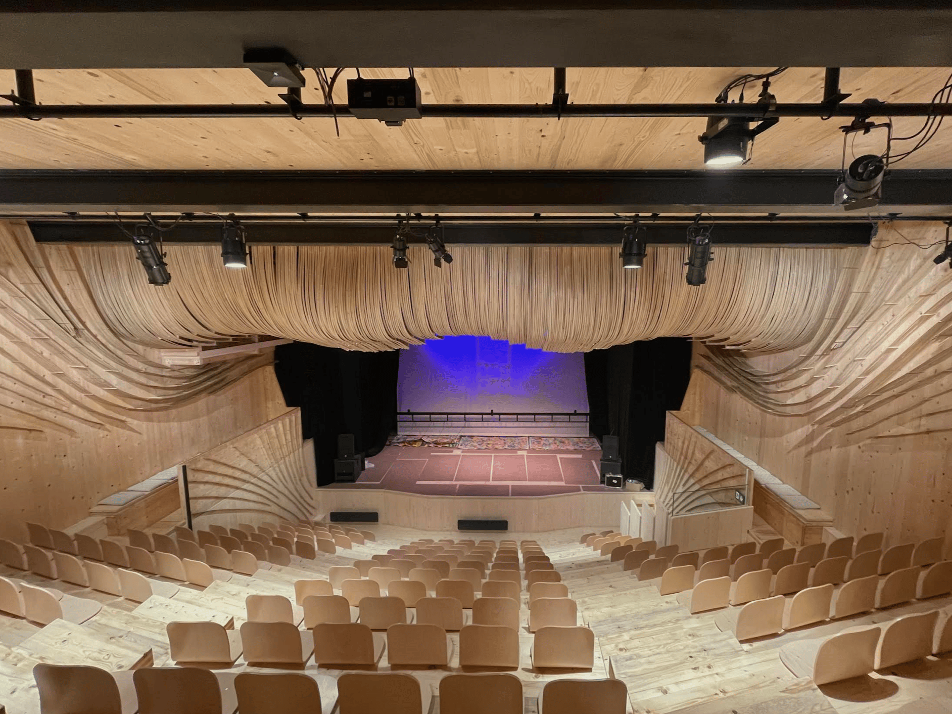 L'Île Ô : Le premier théâtre flottant ouvre ses portes à Lyon : il veut ...