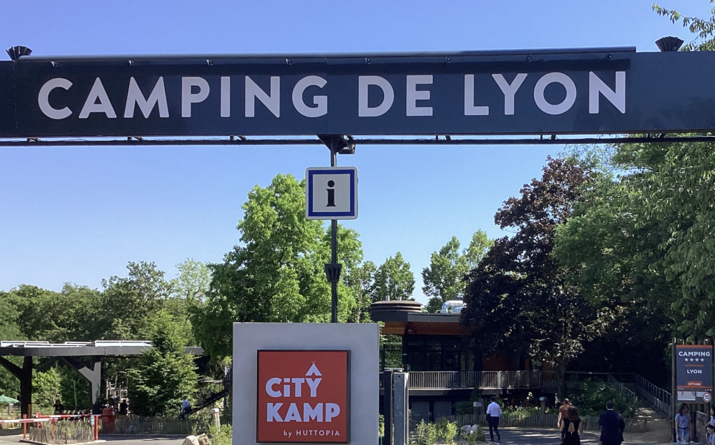 En rachetant le camping de Lyon à Dardilly pour en faire un « CityKamp », le Lyonnais Huttopia ...