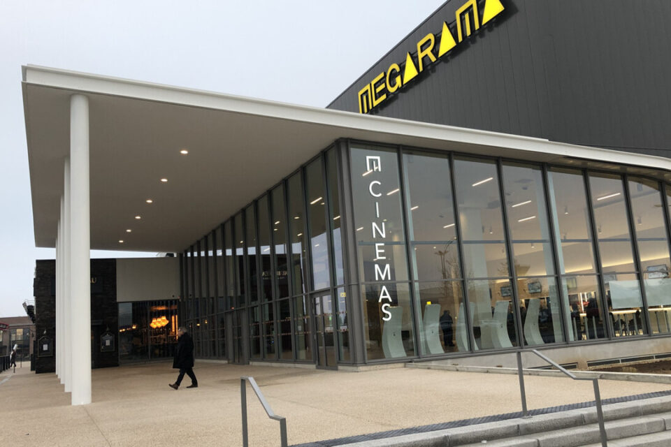 Cinéma : avec des salles-Imax, e.Motion et THX, Megarama ouvre son 1er ...
