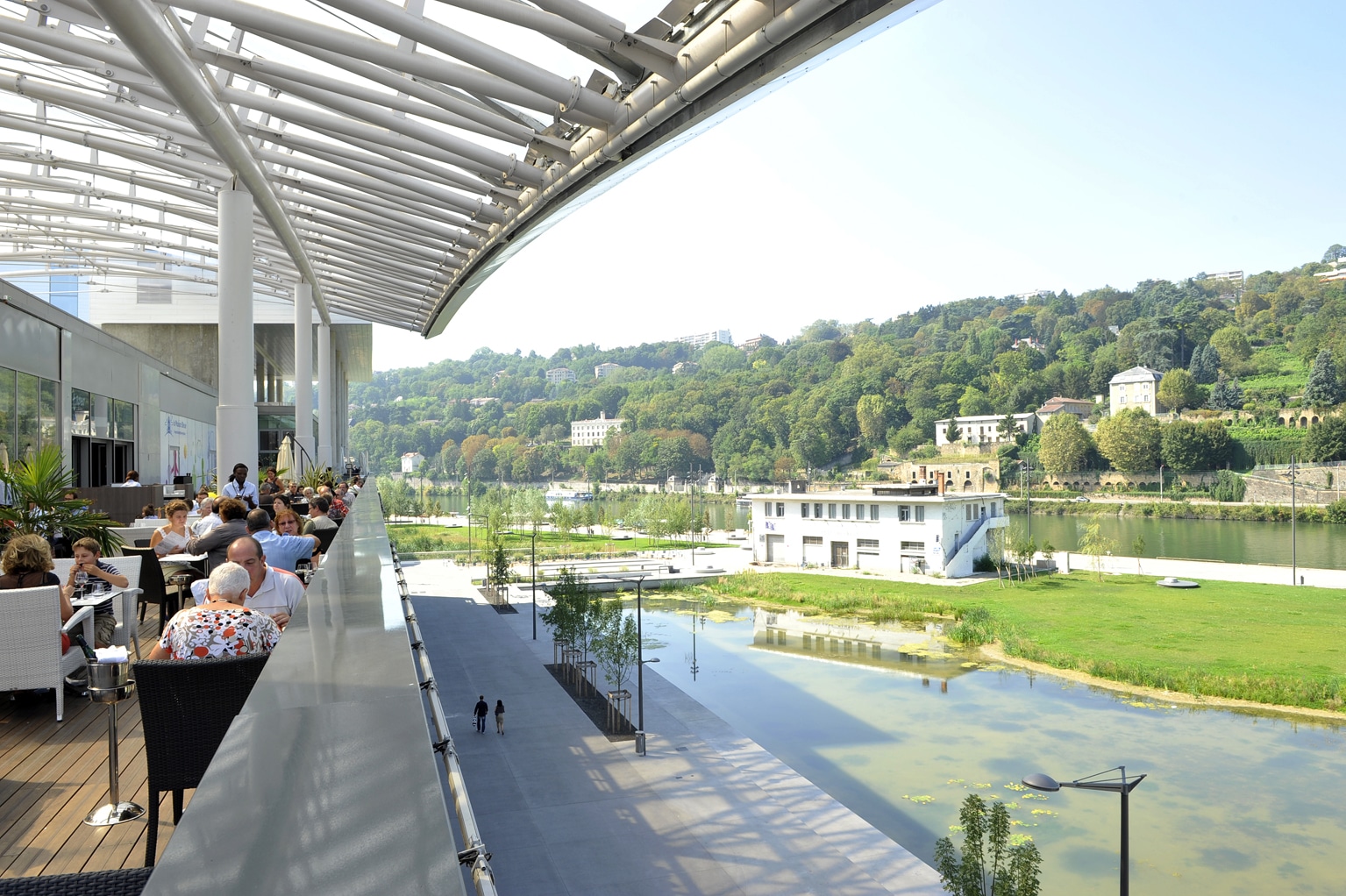 Le Centre commercial de la Confluence investit trois millions d'euros ...